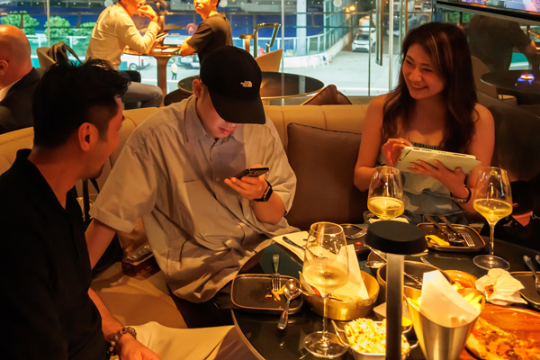 【ハッピーバレー競馬場】ラグジュアリーな空間とAIを活用 ゲーム感覚で馬券購入できる次世代型レストラン（SPAIA）｜dメニューニュース（NTTドコモ）