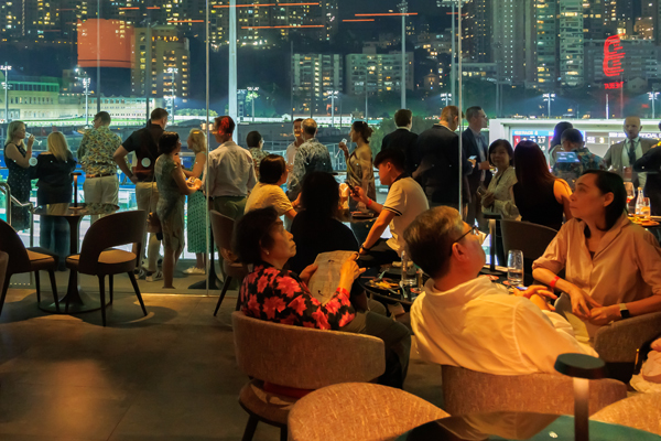 【ハッピーバレー競馬場】ラグジュアリーな空間とAIを活用 ゲーム感覚で馬券購入できる次世代型レストラン（SPAIA）｜dメニューニュース（NTTドコモ）